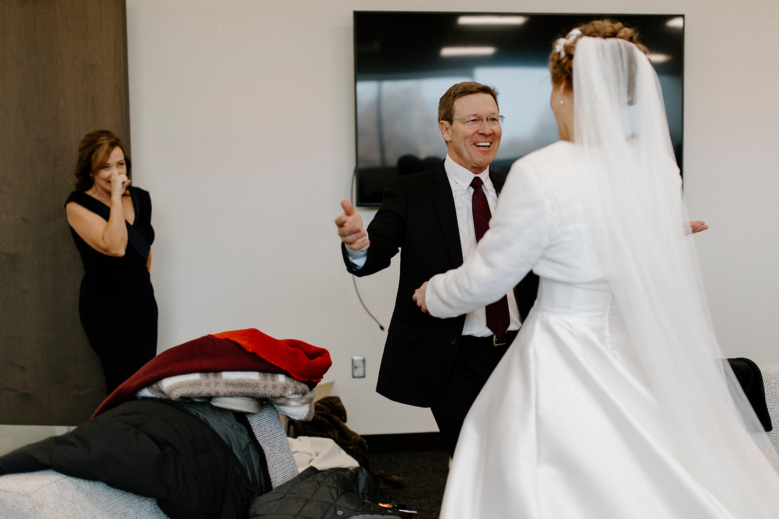 UNIVERSITY OF ST. THOMAS CATHOLIC WEDDING WITH A FIRST LOOK NEXT TO OUR ...